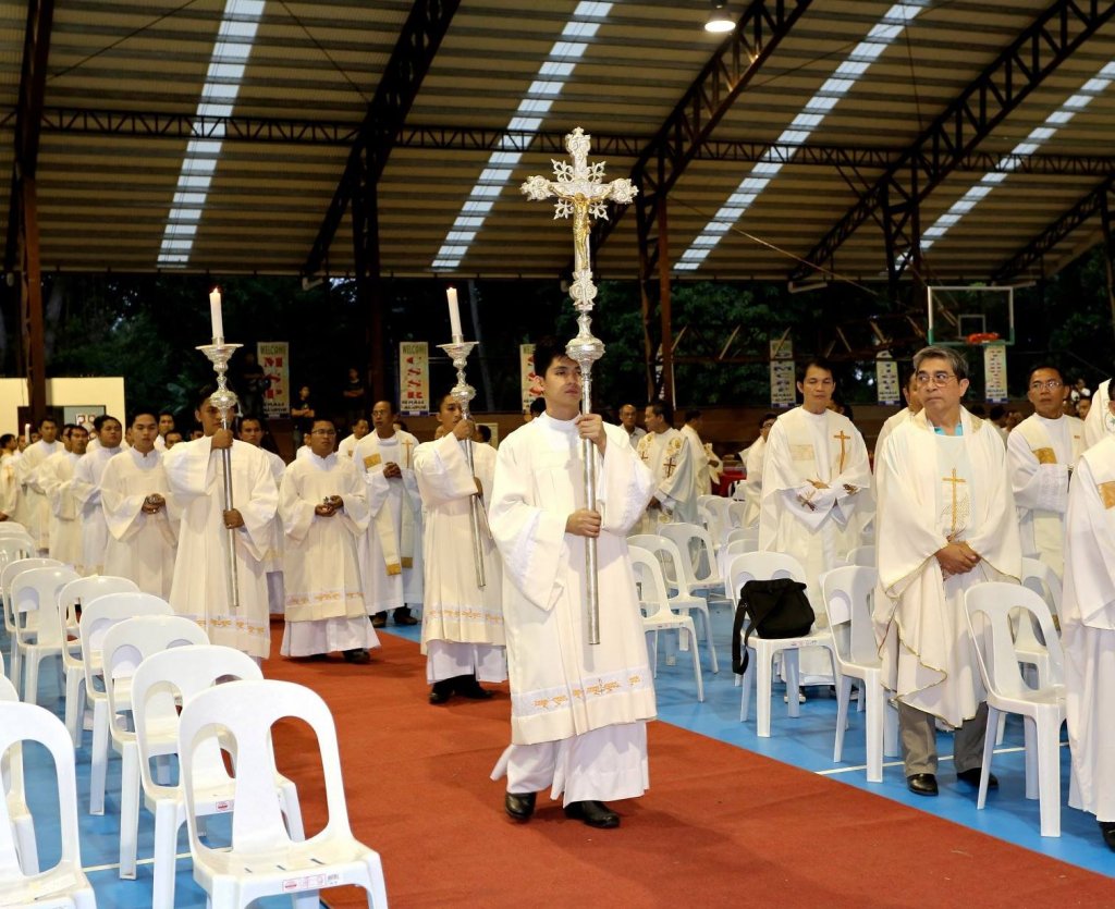 Meet Reverend Jay-R, The Handsome Priest Who Went Viral On Social Media ...